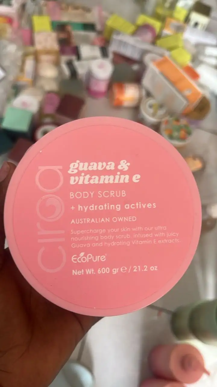 CIROA GUAVA & VITAMIN E + HYDRATING ACTIVES BODY SCRUB